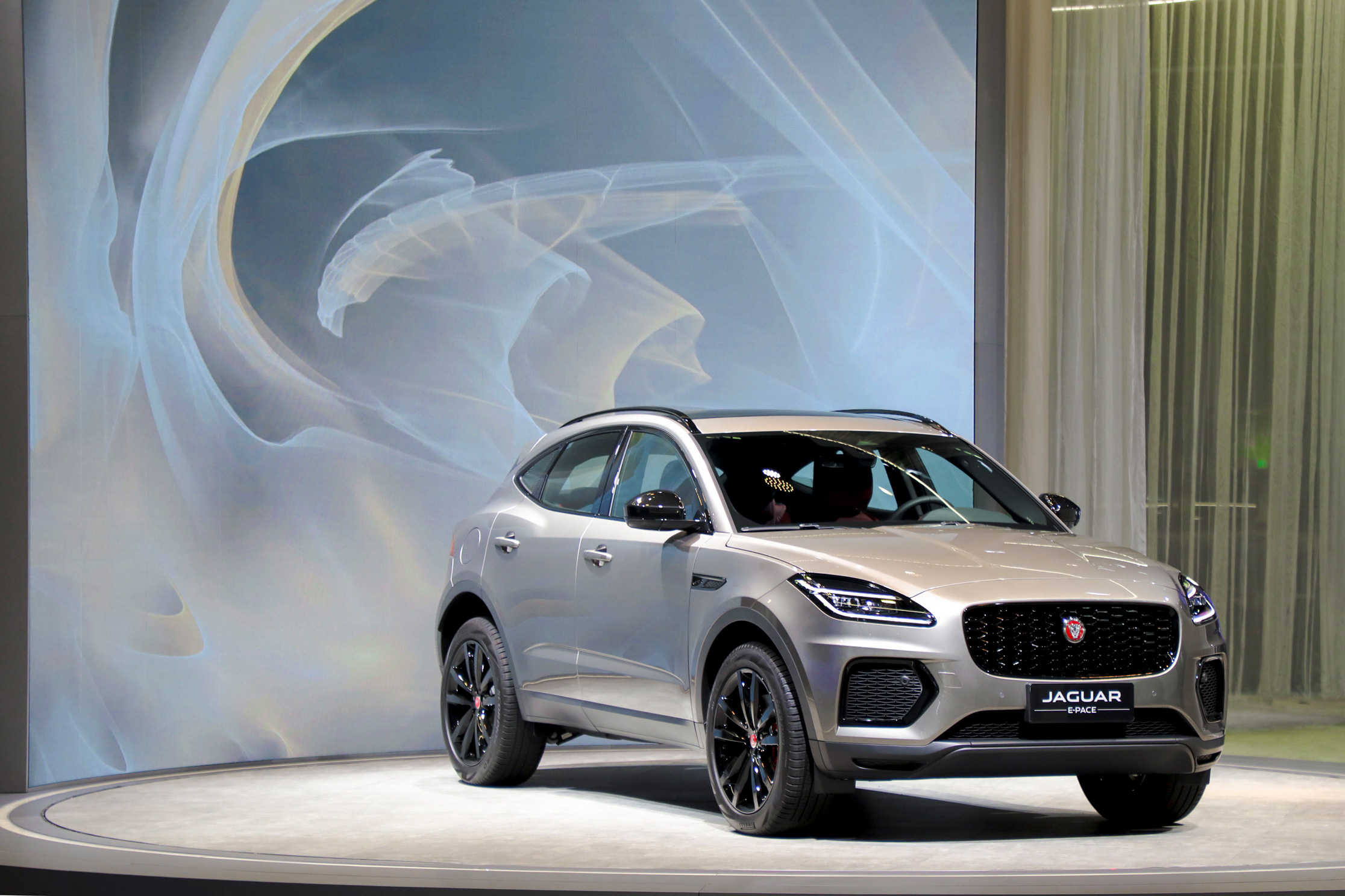 Trendsetting Masterpiece, Outstanding StyleThe new Jaguar E-PACE is ...