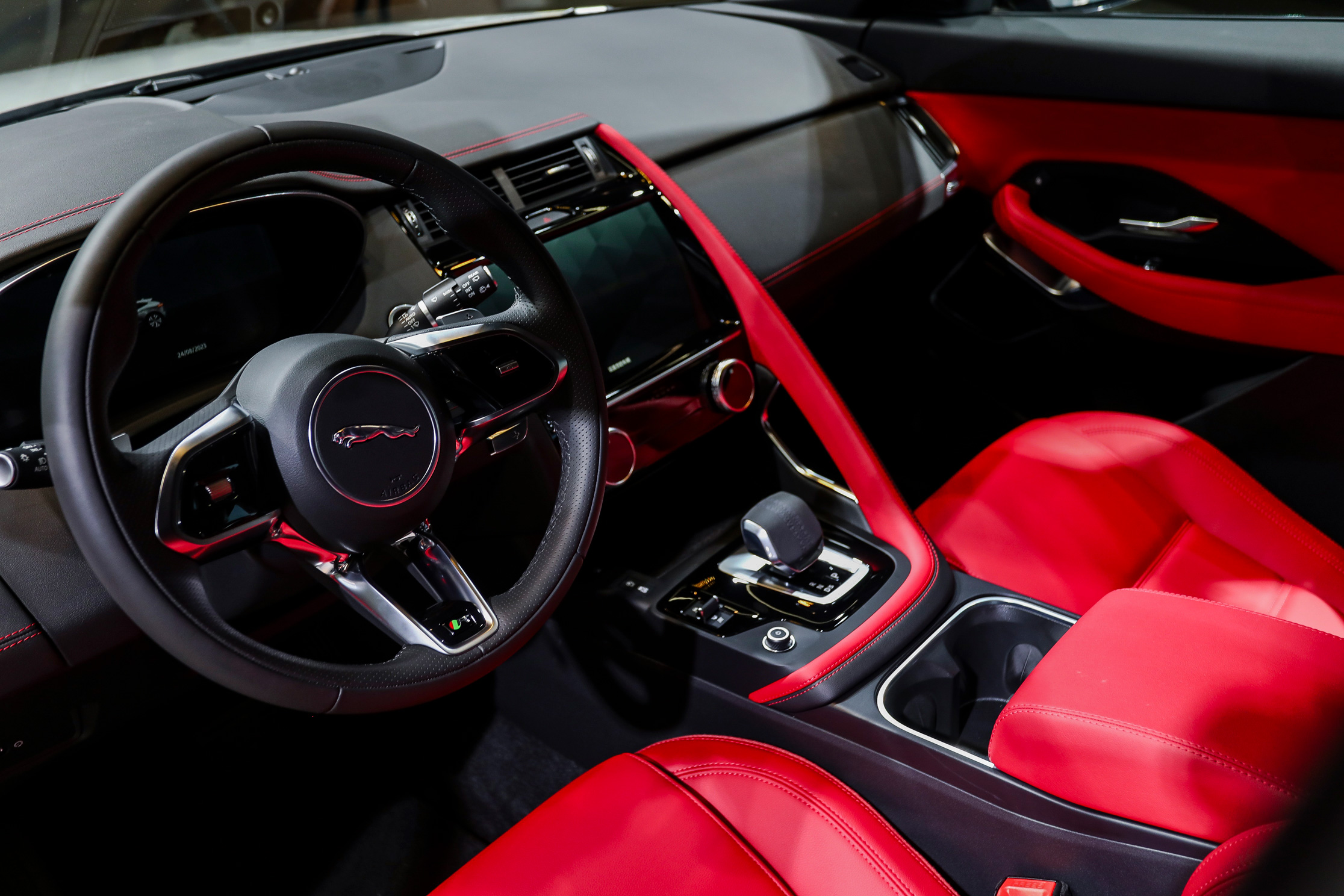 Trendsetting Masterpiece, Outstanding StyleThe new Jaguar E-PACE is ...